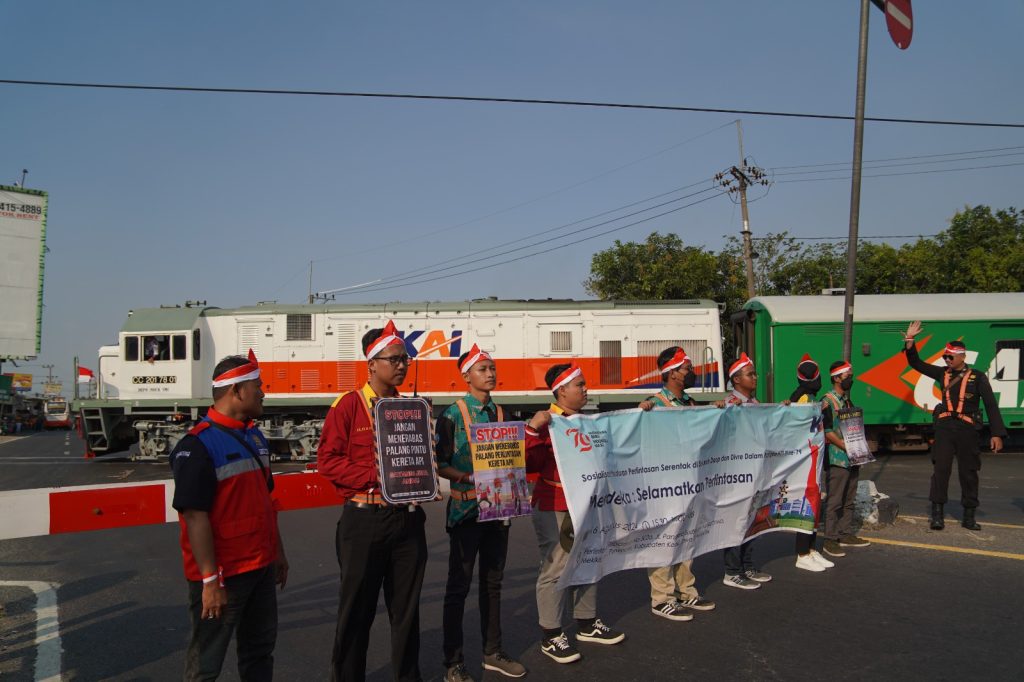 Sambut HUT RI ke-79, KAI Bersama Pecinta KA Gelorakan Selamat di Perlintasan - porosnews.co