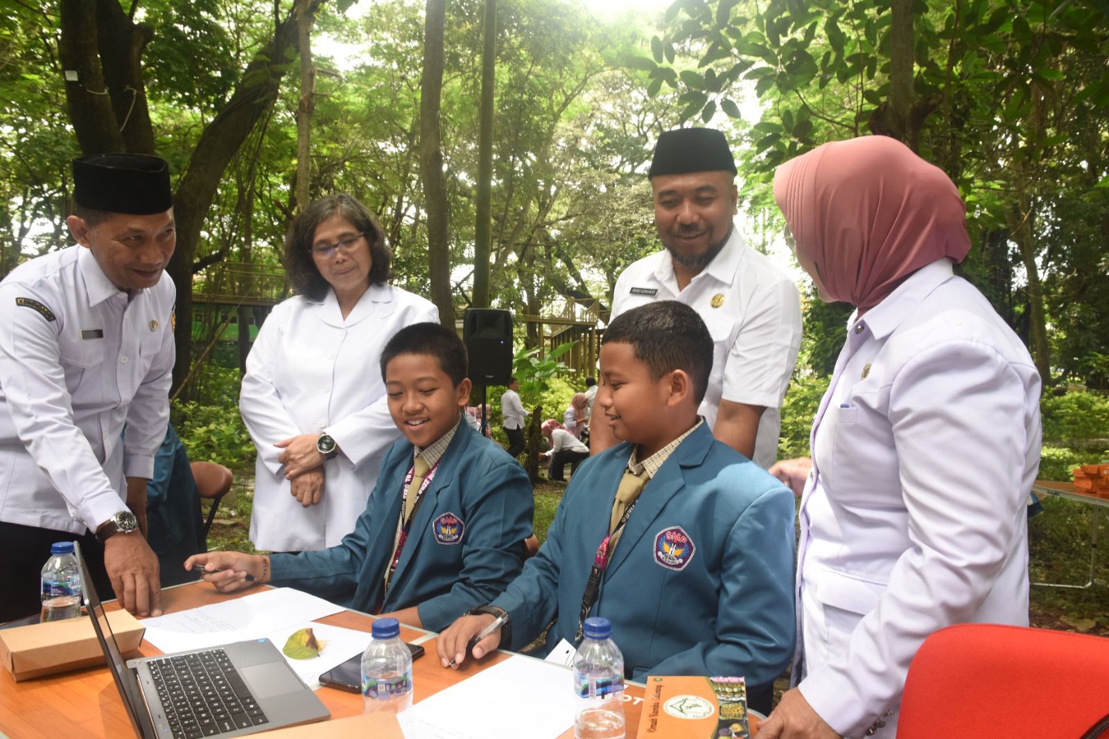 Zanariah Resmikan Pojok Baca Digital, Sambil Santai Nikmati Suasana ...