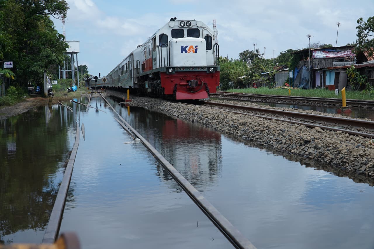 Cuaca Ekstrem dan Banjir Ganggu Operasional KA, Jalur Sragi–Pekalongan ...